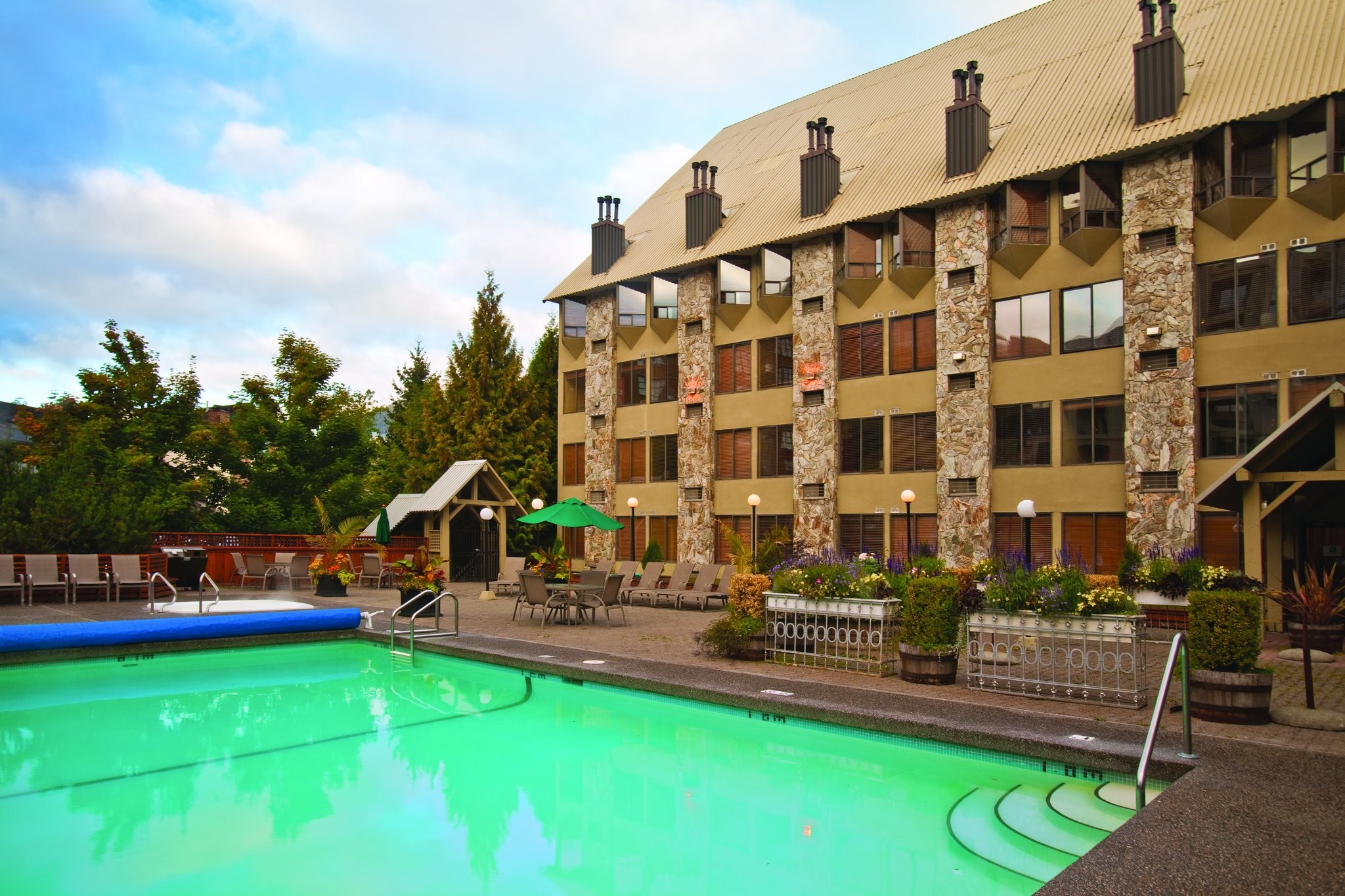 Mountainside Lodge - World Rainbow Hotels